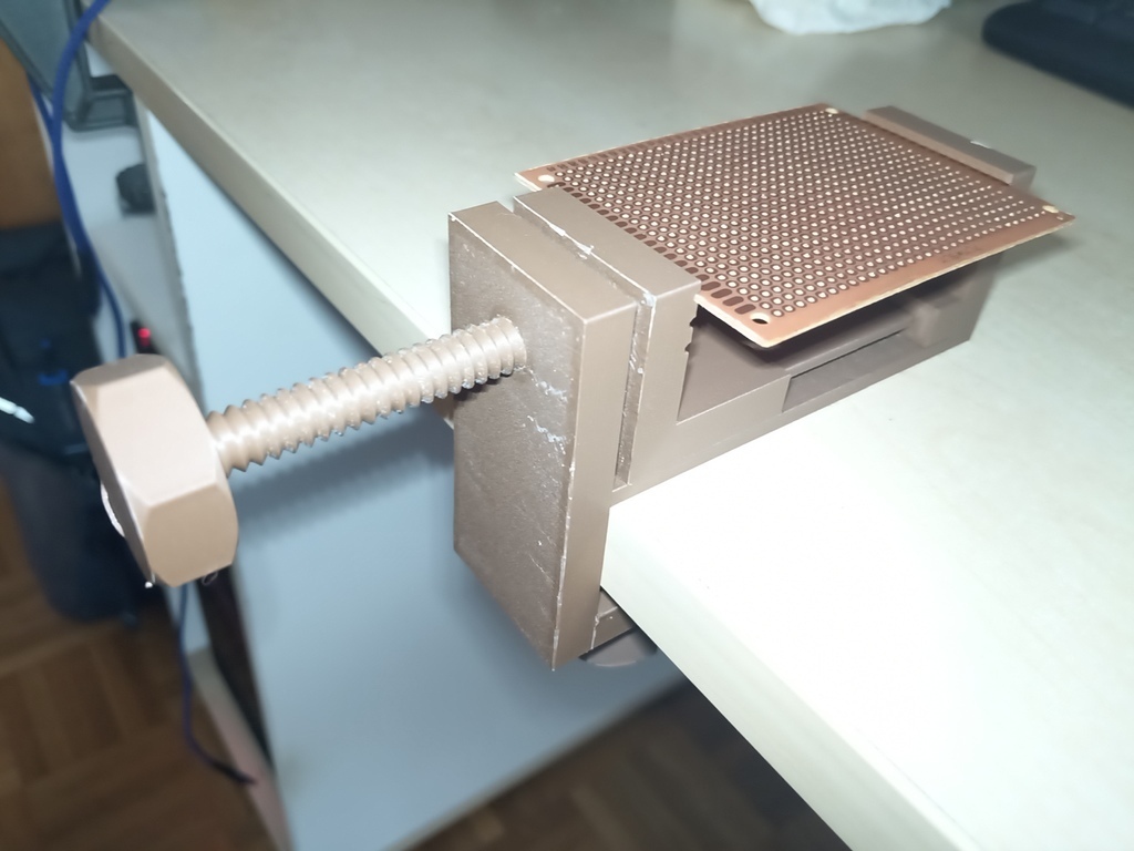 Free 3D file PCB Clamp 🗜️・3D printing design to download・Cults