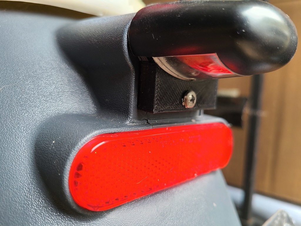 Free 3D file Piaggio rear License plate bulb bracket・3D printing ...