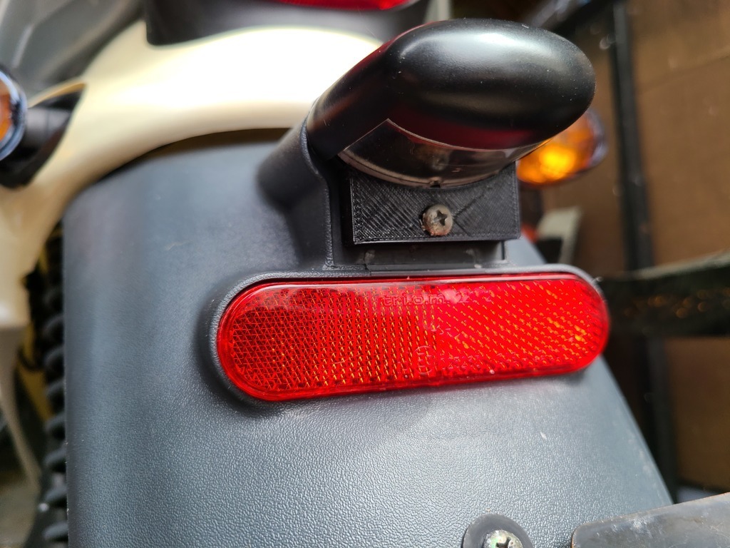 Free 3D file Piaggio rear License plate bulb bracket・3D printing ...