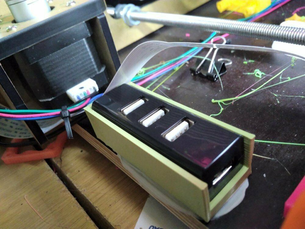 Free 3D file USB hub holder・Model to download and 3D print・Cults