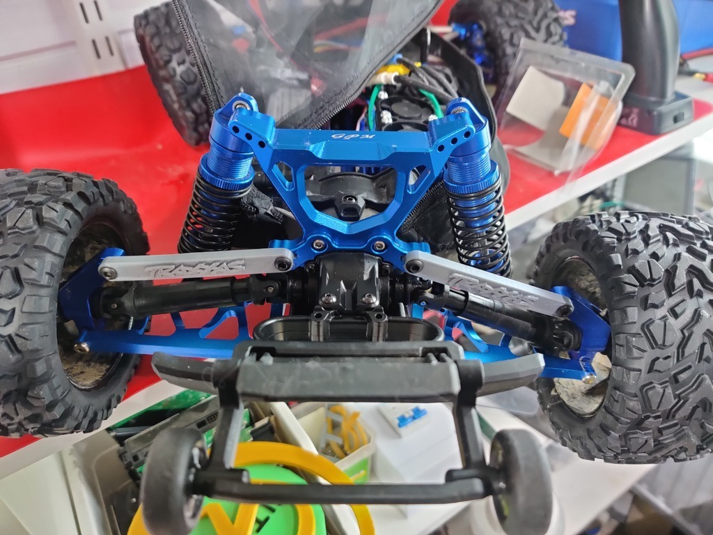 Free 3D file Traxxas rustler 4x4 rear and front lateral support rod ...