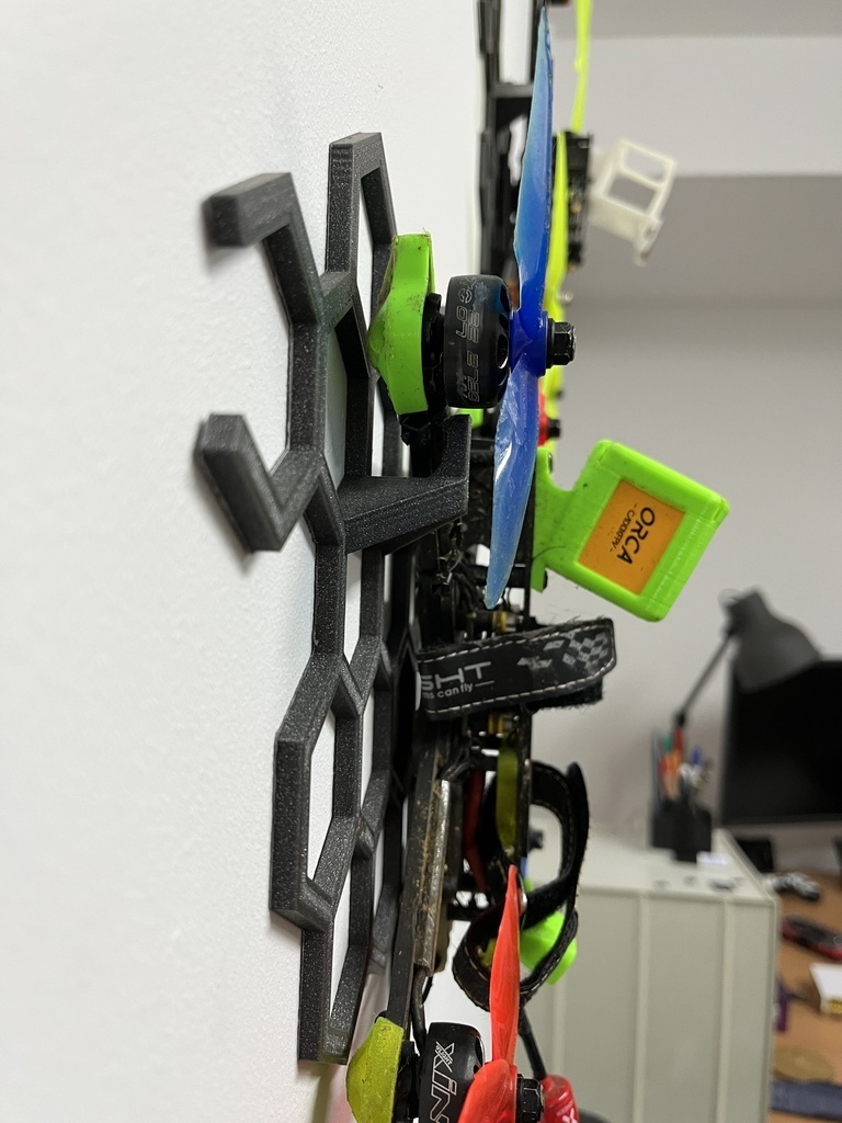 3D file Drone Wall Hanger - Honeycomb 🚁・Template to download and 3D ...