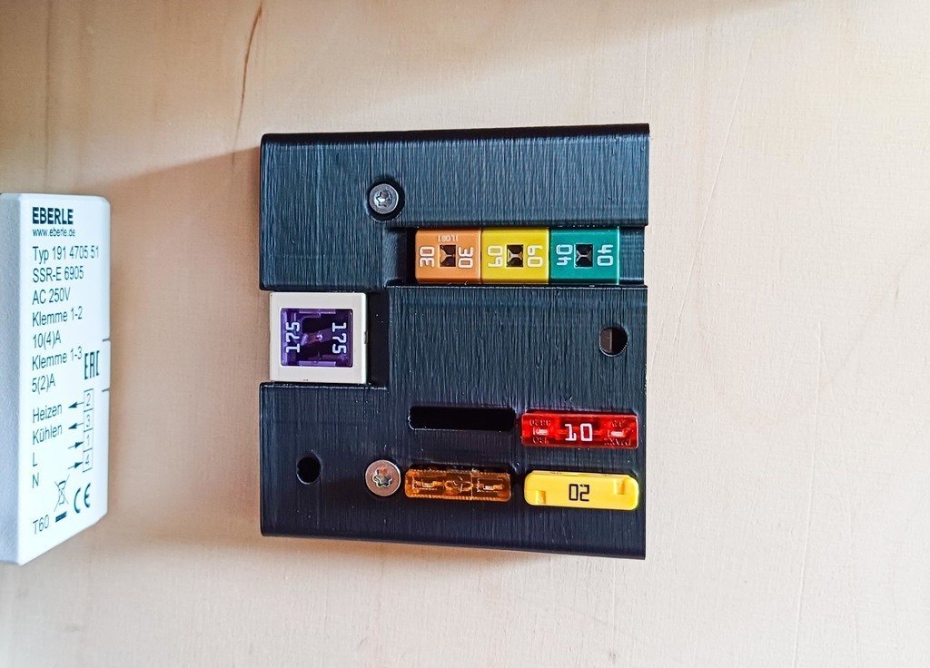 Free 3D file Spare Fuse Holder 🚌・3D print model to download・Cults