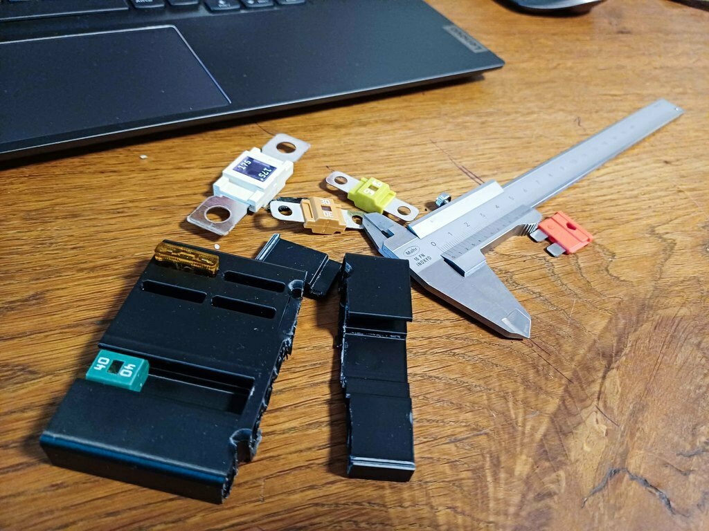 Free 3D file Spare Fuse Holder 🚌・3D print model to download・Cults