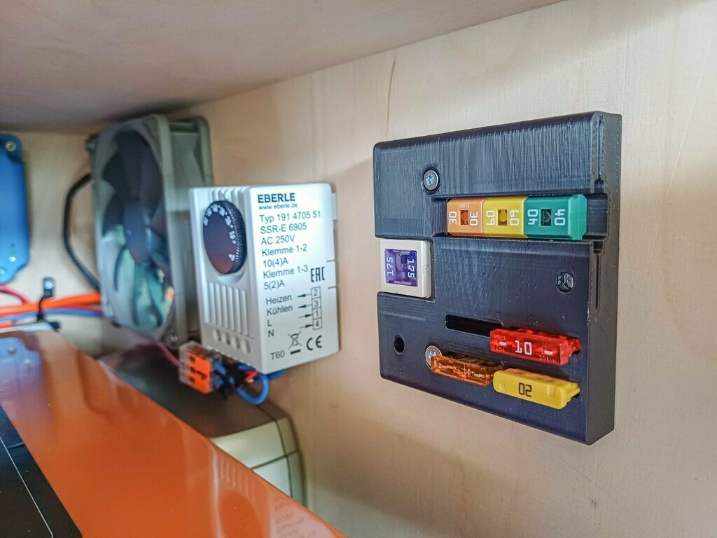 Free 3D file Spare Fuse Holder 🚌・3D print model to download・Cults