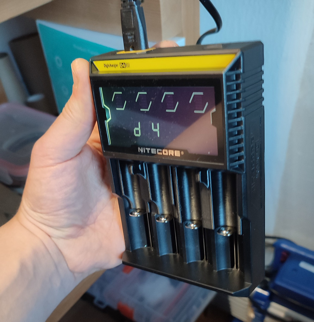 Free 3D file Nitecore D4 Digicharger AAA & AA Akku Battery Riser 🔋 ...