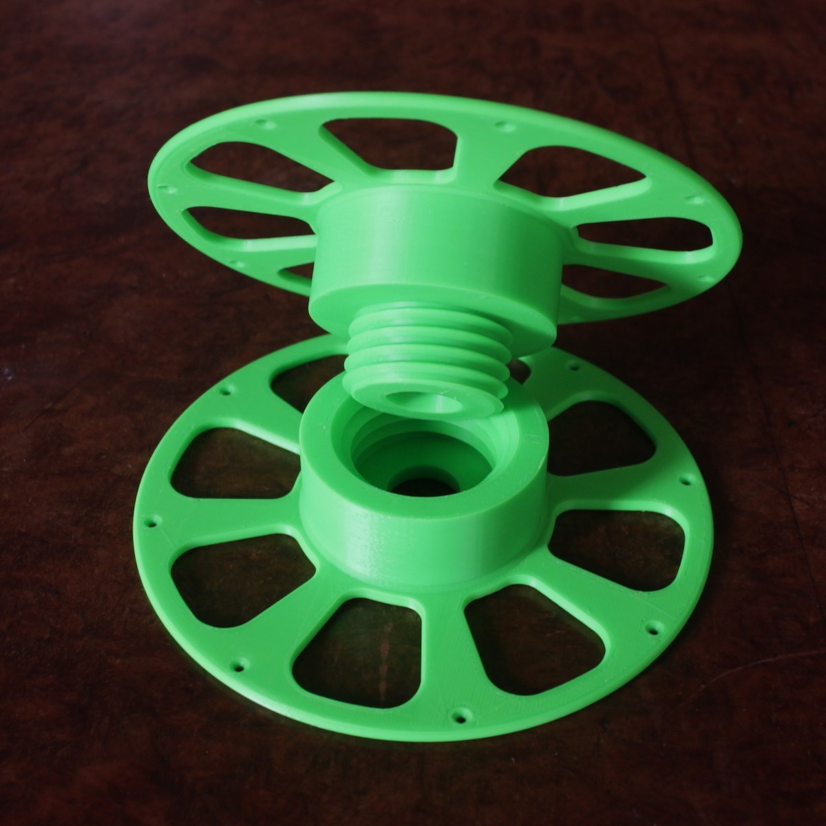 3D-printable split filament spool with threaded joint (135 mm ...