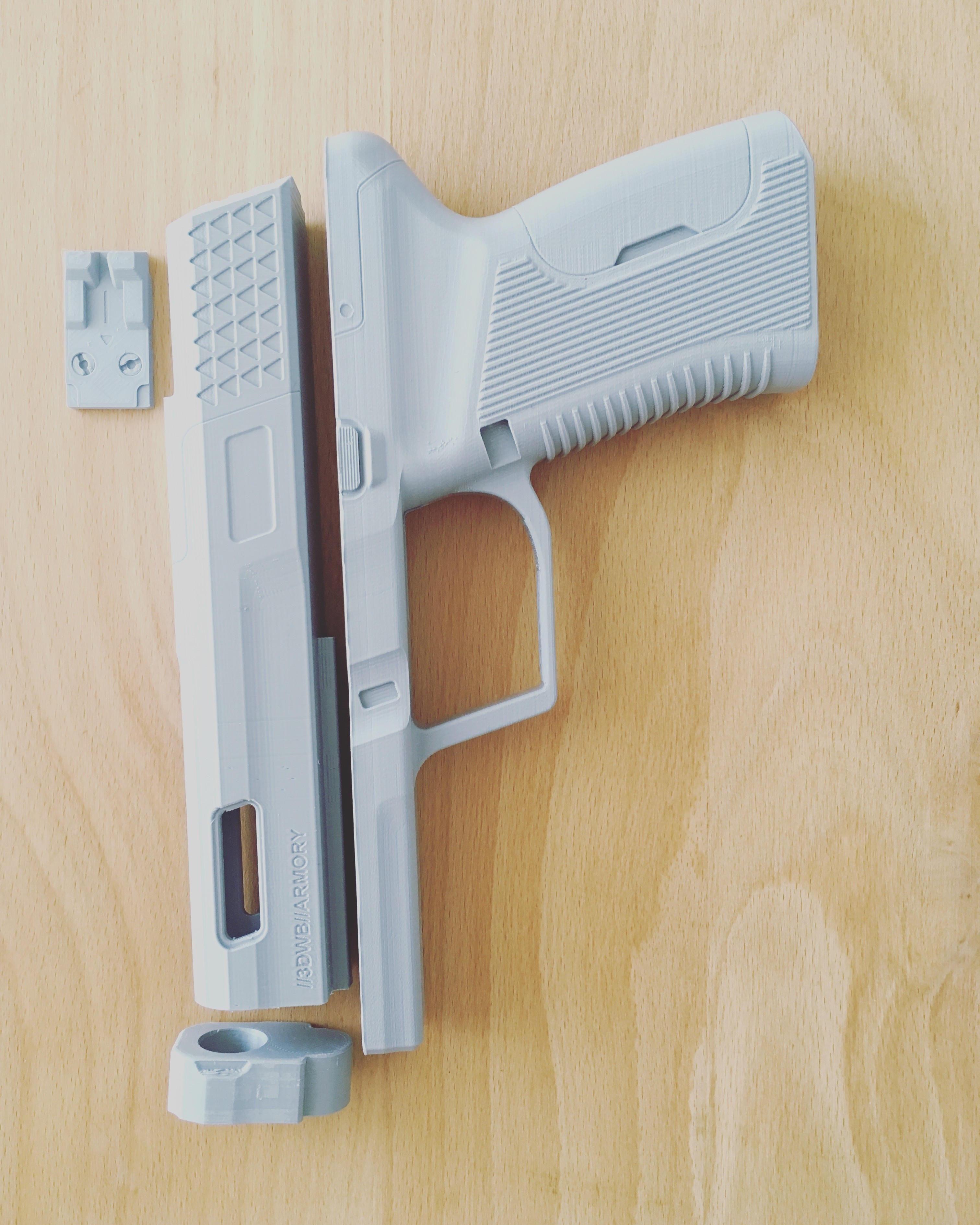 Fichier STL gratuit Pistolet d'armurerie 3DWB・Plan pour impression 3D à ...